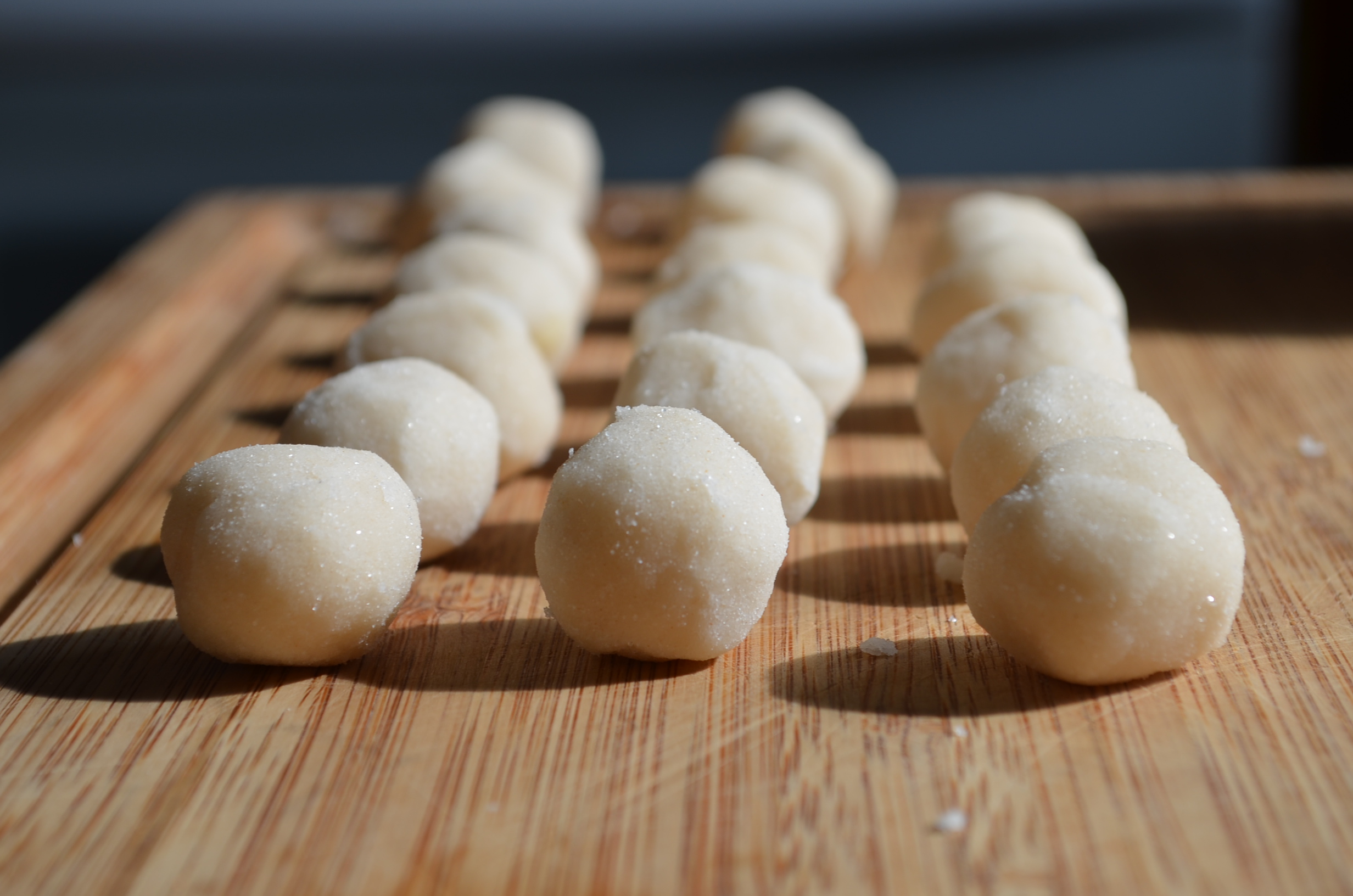 ‘Kleeb Lamduan’ Thai shortbread cookies ขนมกลีบลำดวน – Sailing+Leisure